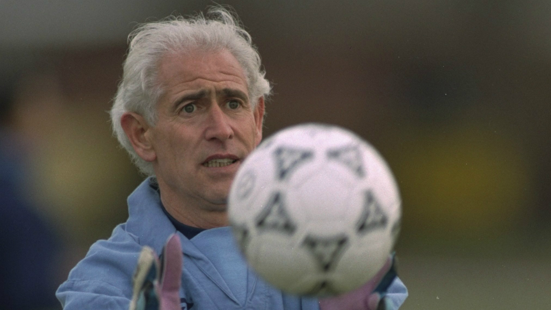 Chelsea goalkeeping great Peter Bonetti dies after long illness ...