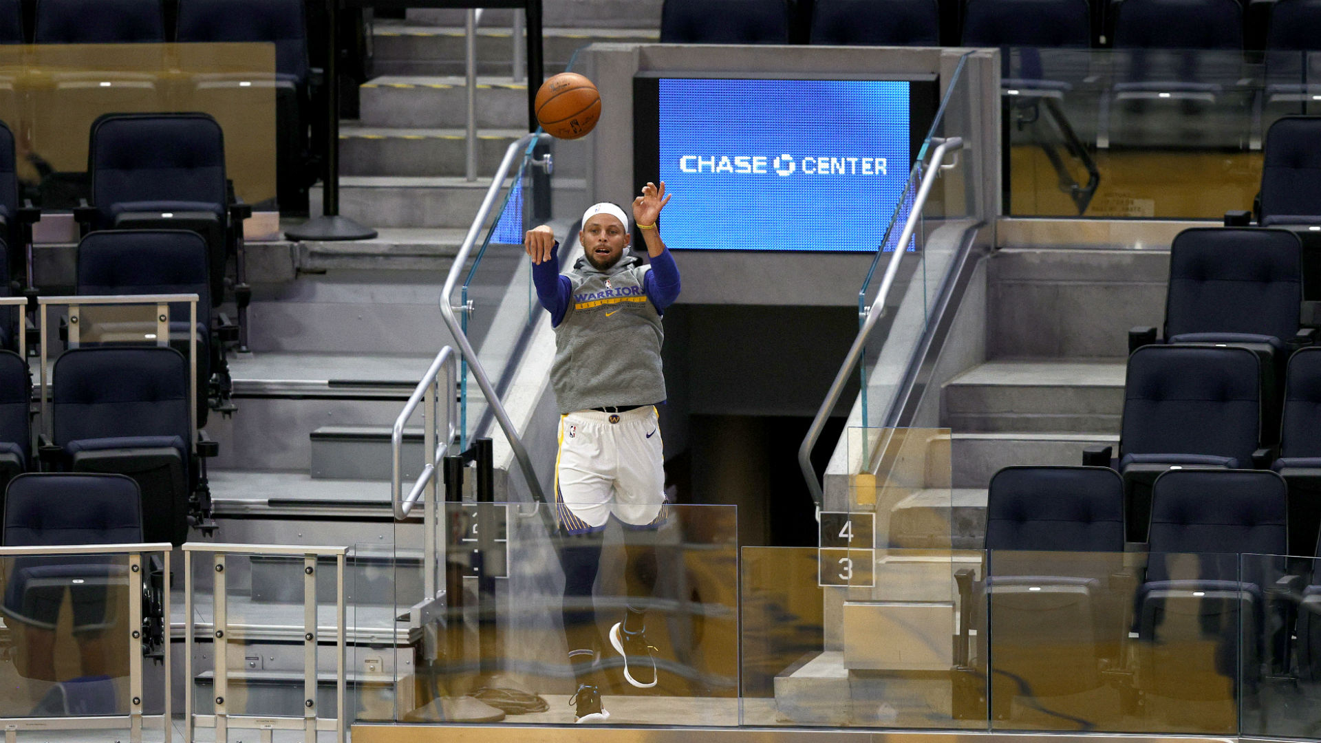 Steph Curry from the stands! - Warriors star shows off his ridiculous ...