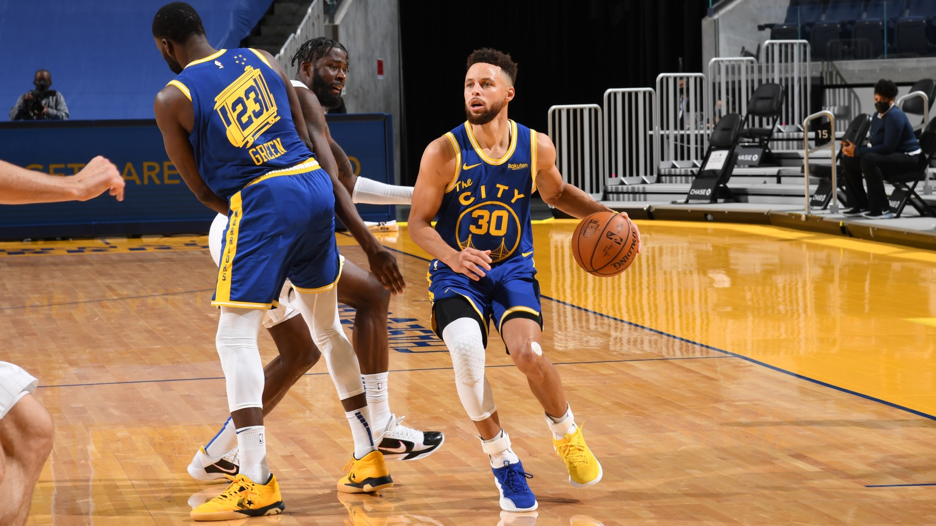 Curry drops 40 and hits career-best streak, Embiid goes off but 76ers ...